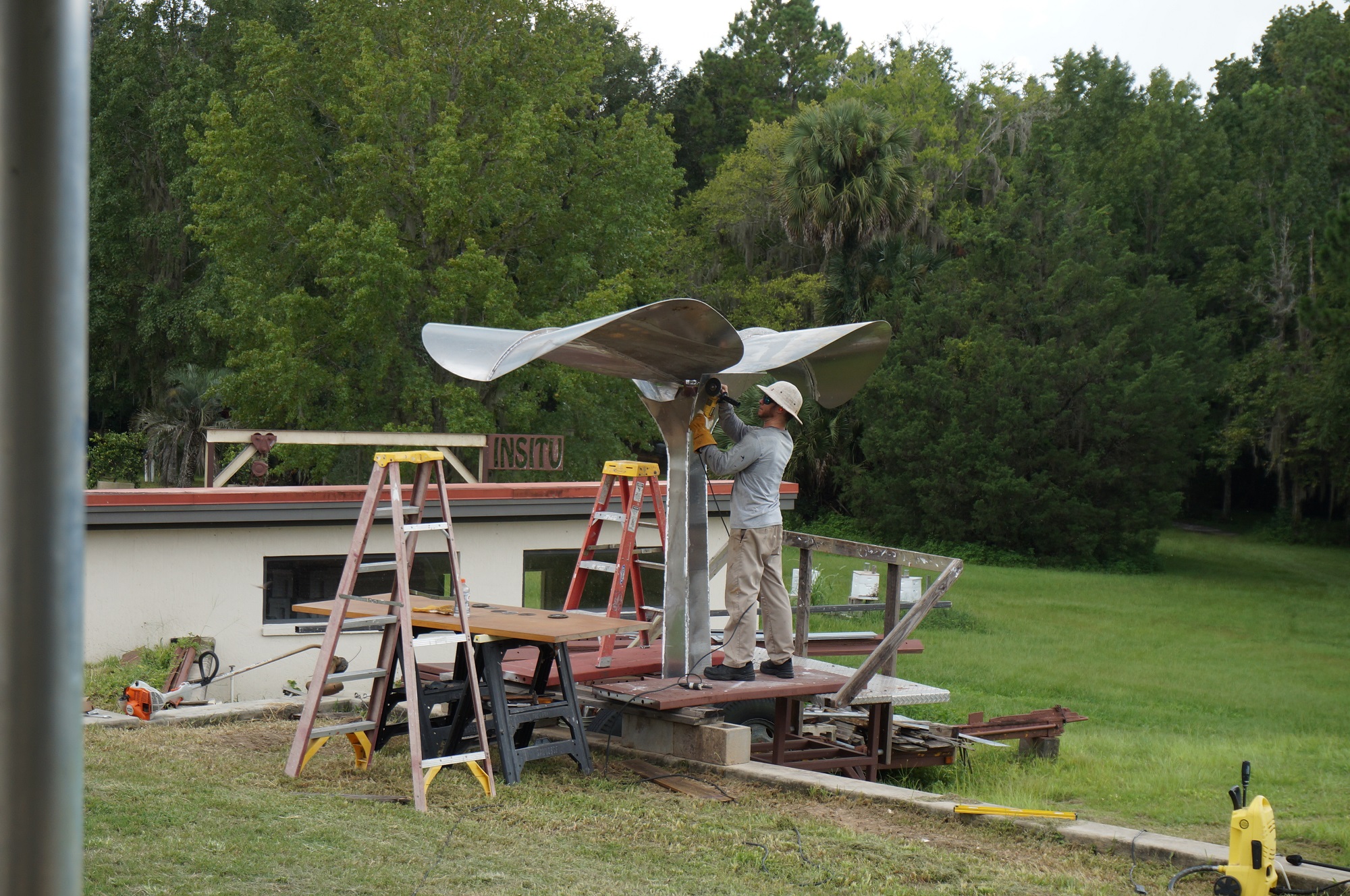 Robustae – Construction – Outwerk Sculptures